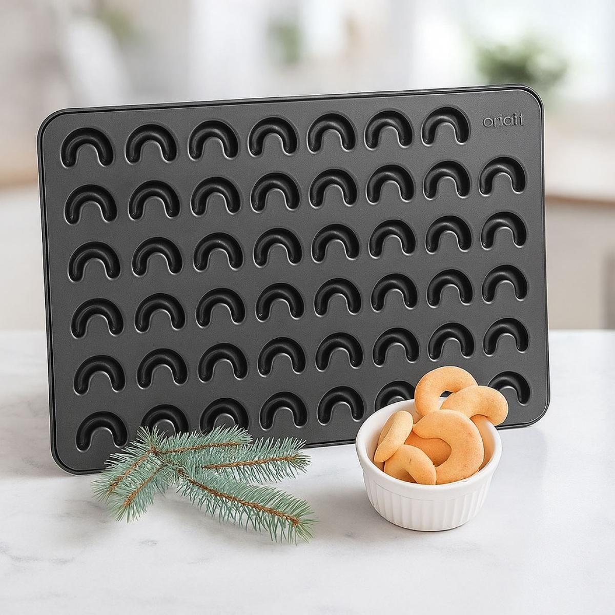 Jekleni pekač za piškote Kifeljčke-rogljičke (41 popolnih rogljičkov ...